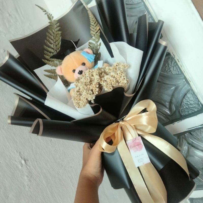 Jual bucket boneka wisuda+bunga adelwis | Shopee Indonesia