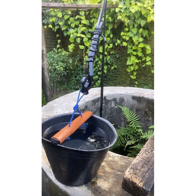 Jual Timba air sumur kerekan JADUL, ember plastik + tali pegangan kayu ...