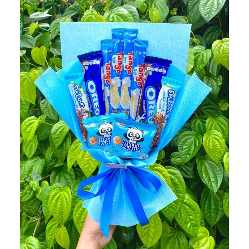 Jual (K) BUKET SNACK SERBA BIRU CANTIK MENAWAN/ BUKET BUNGA PALSU ...