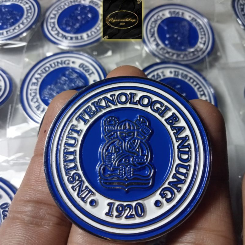 Jual Enamel Pin Custom Design Bebas/Enamel Pin Custom Souvenir | Shopee ...