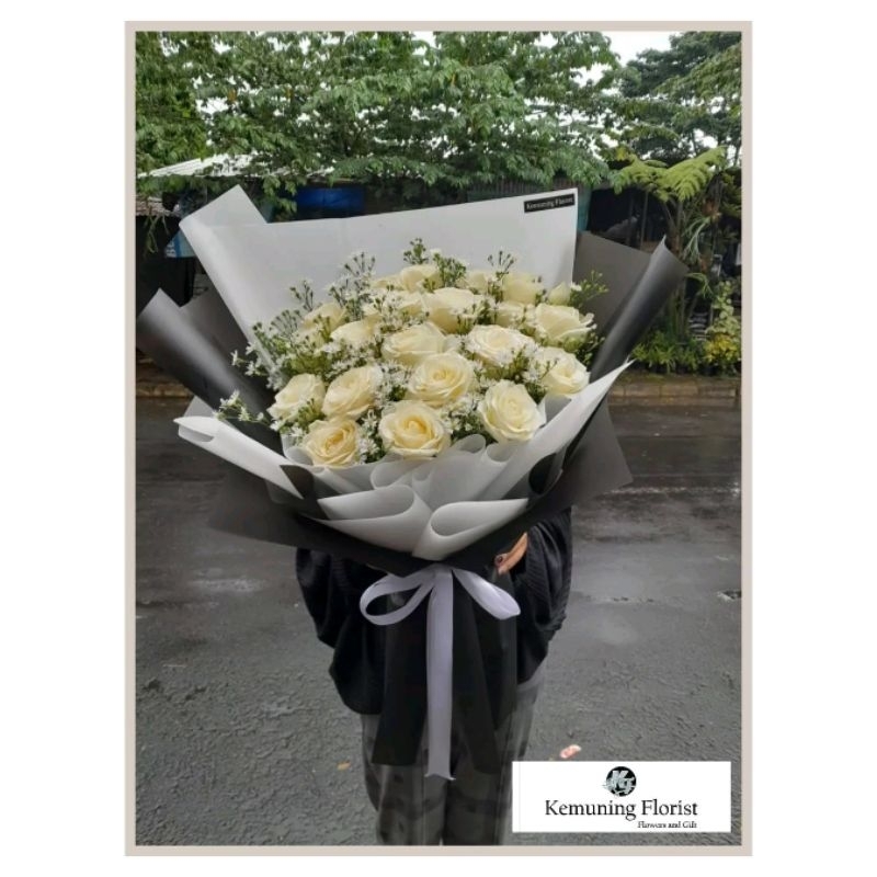 Jual buket bunga asli/ bunga mawar putih/ buket bunga malang/ buket ...