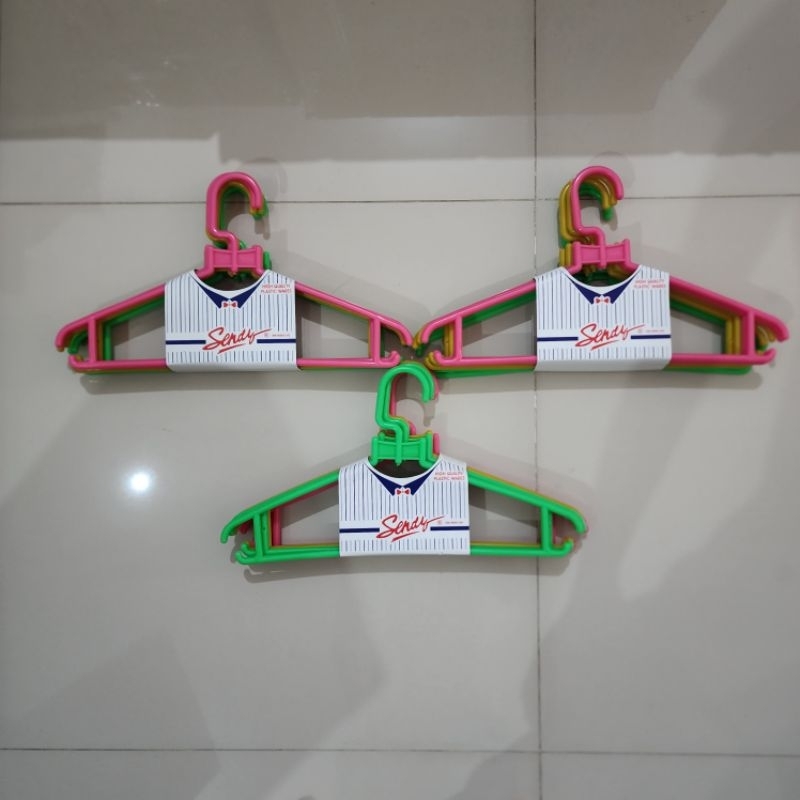 Jual Hanger DEWASA Sendy WARNA isi 6 / hanger mahkota DX/ hanger baju ...