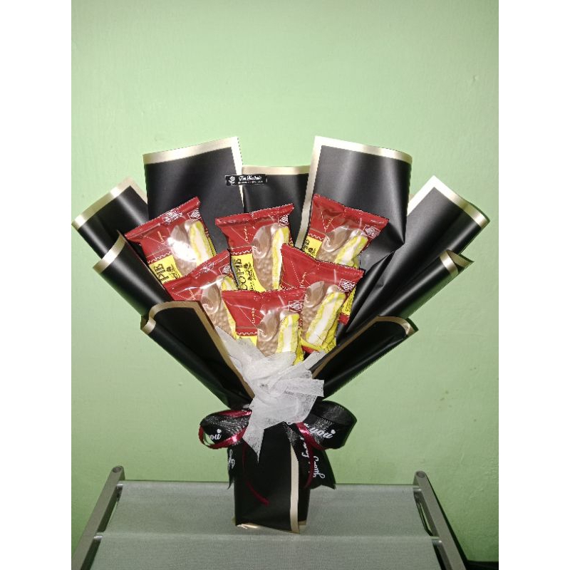 Jual Buket Snack isi Chocopie, Bisa buat hadiah atau gift atau wisuda ...