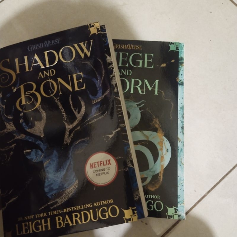 Jual shadow and bone Leigh bardugo trilogy | Shopee Indonesia