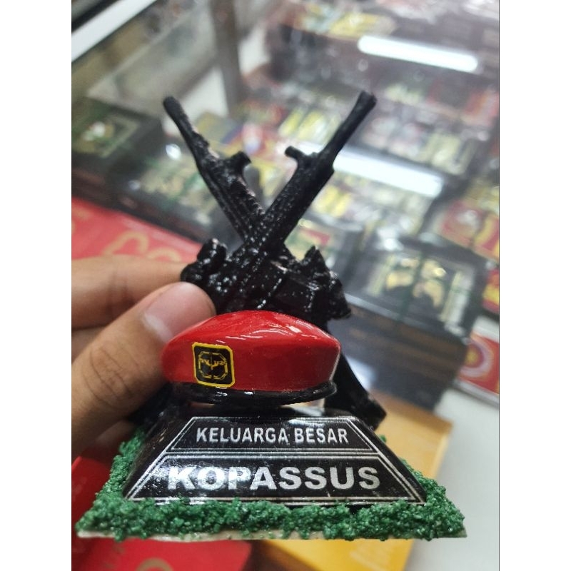 Jual Miniatur Baret Kopassus Tembak | Patung miniatur mobil Army ...