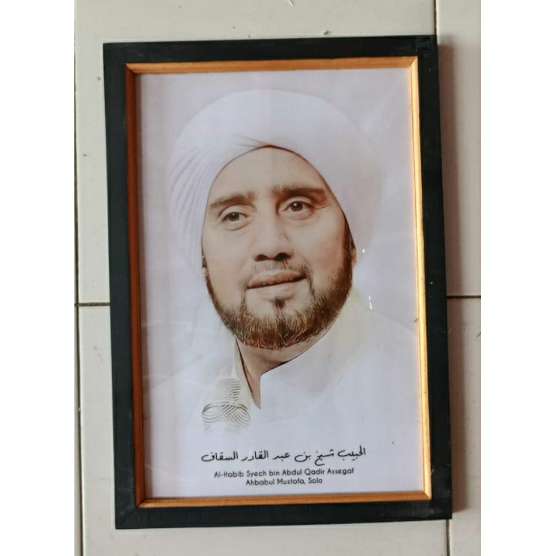Jual hiasan dinding poster habib syech bin Abdul Qodir Assegaf plus bingkai ukuran 53*35 ...