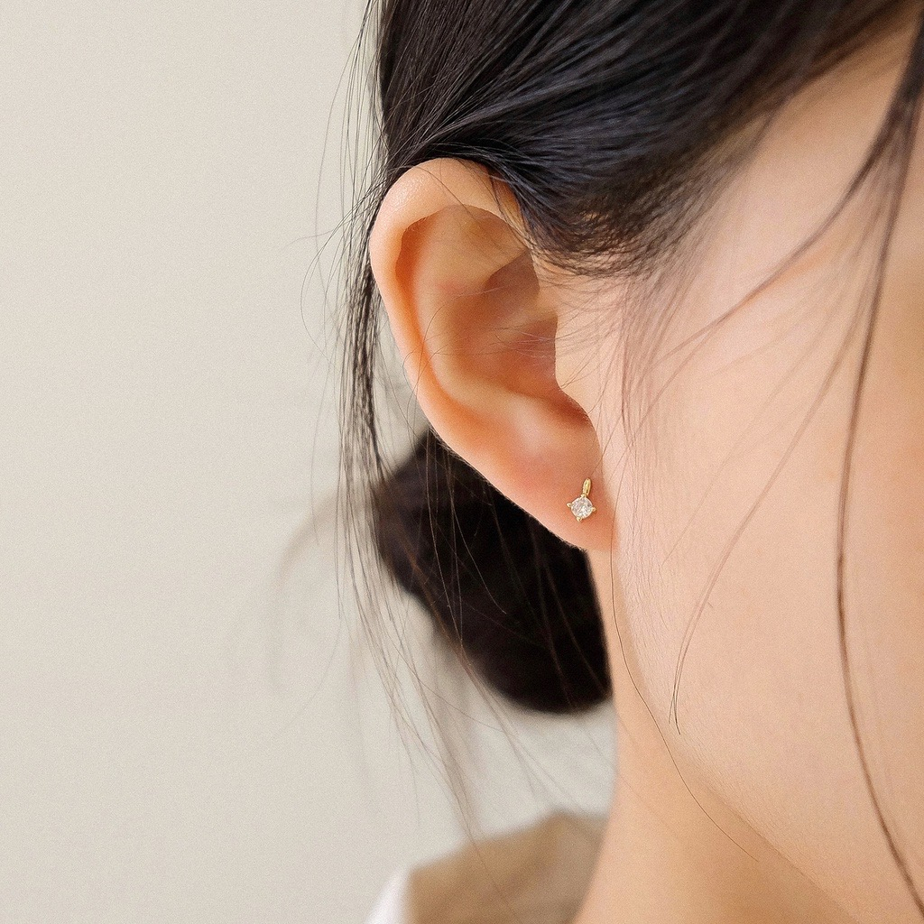 Jual Round Zirconia Stud Earrings — 18K Gold Plated Sterling Silver ...