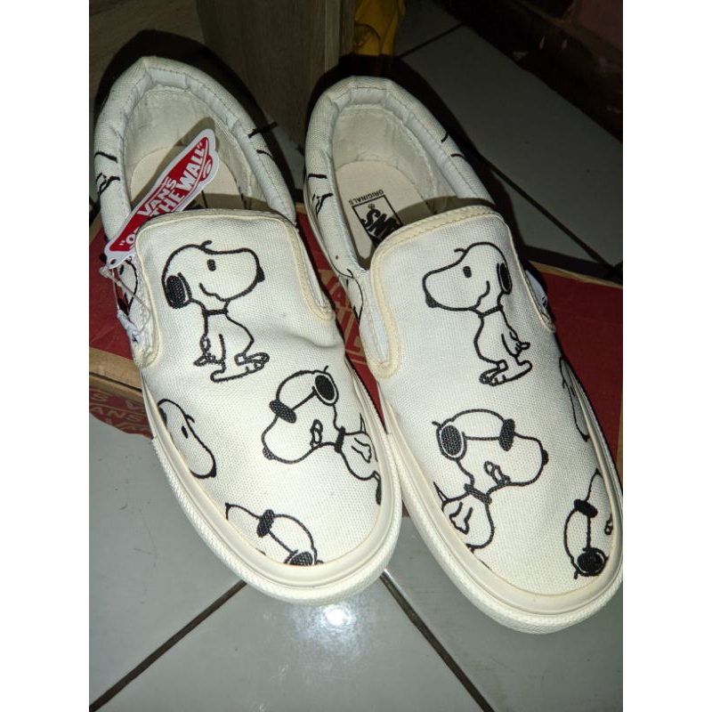 Jual PRELOVED SEPATU SLIP ON PEANUTS SNOOPY | Shopee Indonesia