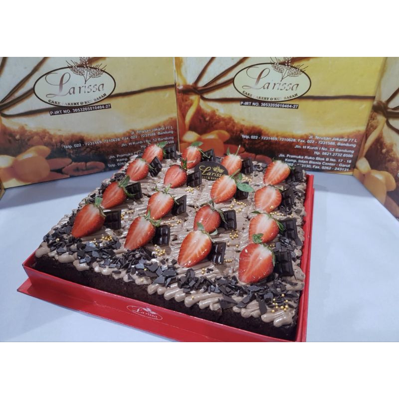 Jual Black forest sekat buah larissa bakery | Shopee Indonesia
