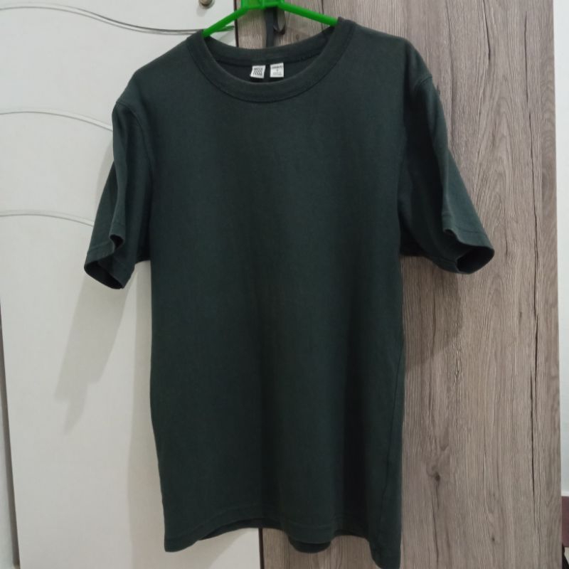 Jual Uniqlo U size M(tag S) | Shopee Indonesia