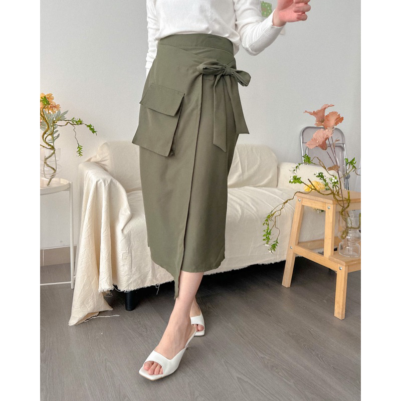 Jual KANON - Juni Asymmetric Midi Skirt - Rok midi model asimetris ...