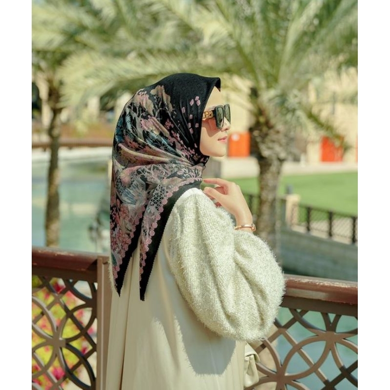 Jual Hijab Button scarves Al Qash Black | Shopee Indonesia