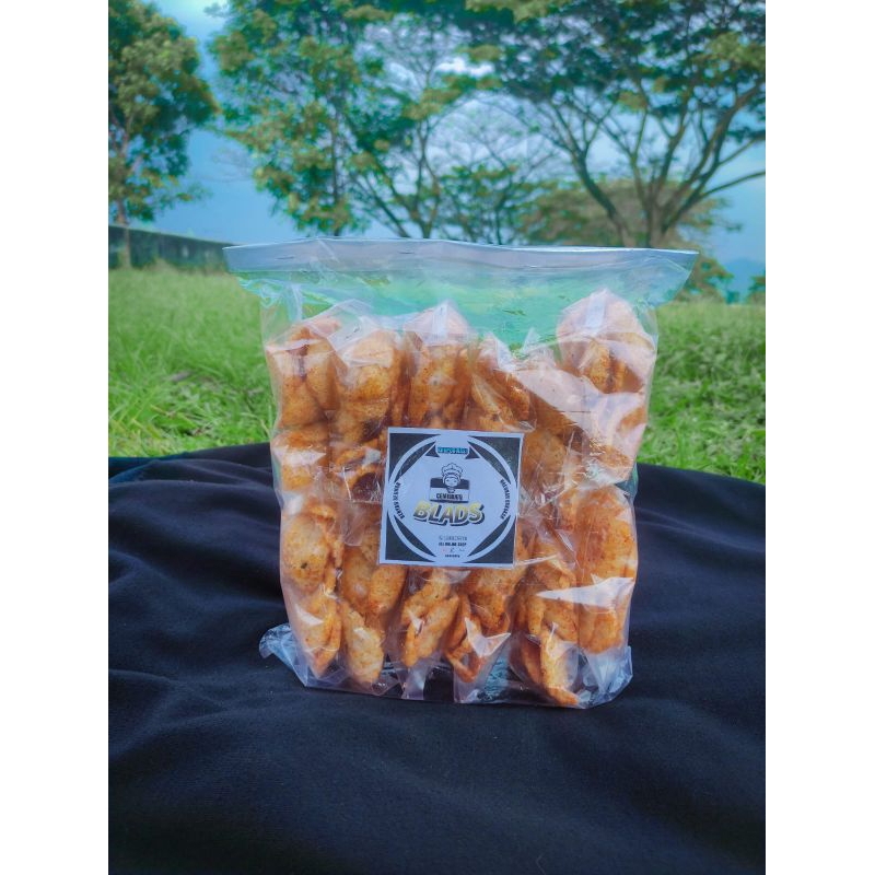 Jual Krupuk nasi cemilan gurih pedas renyah harga per pack isi 12pcs ...