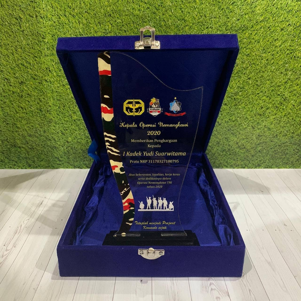 Jual Plakat penghargaan/cinderamata/piala/piagam/plakat akrilik/trophy ...