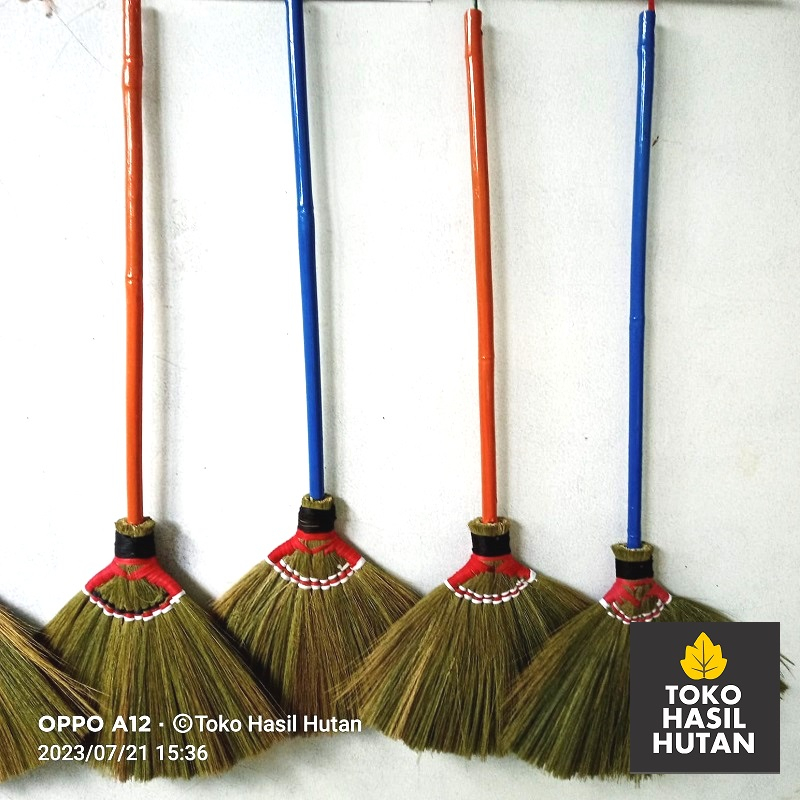 Jual Sapu Lantai Sapu Rayung Tangkai Bambu Warna Kuat 1 KG isi 3 Sapu ...