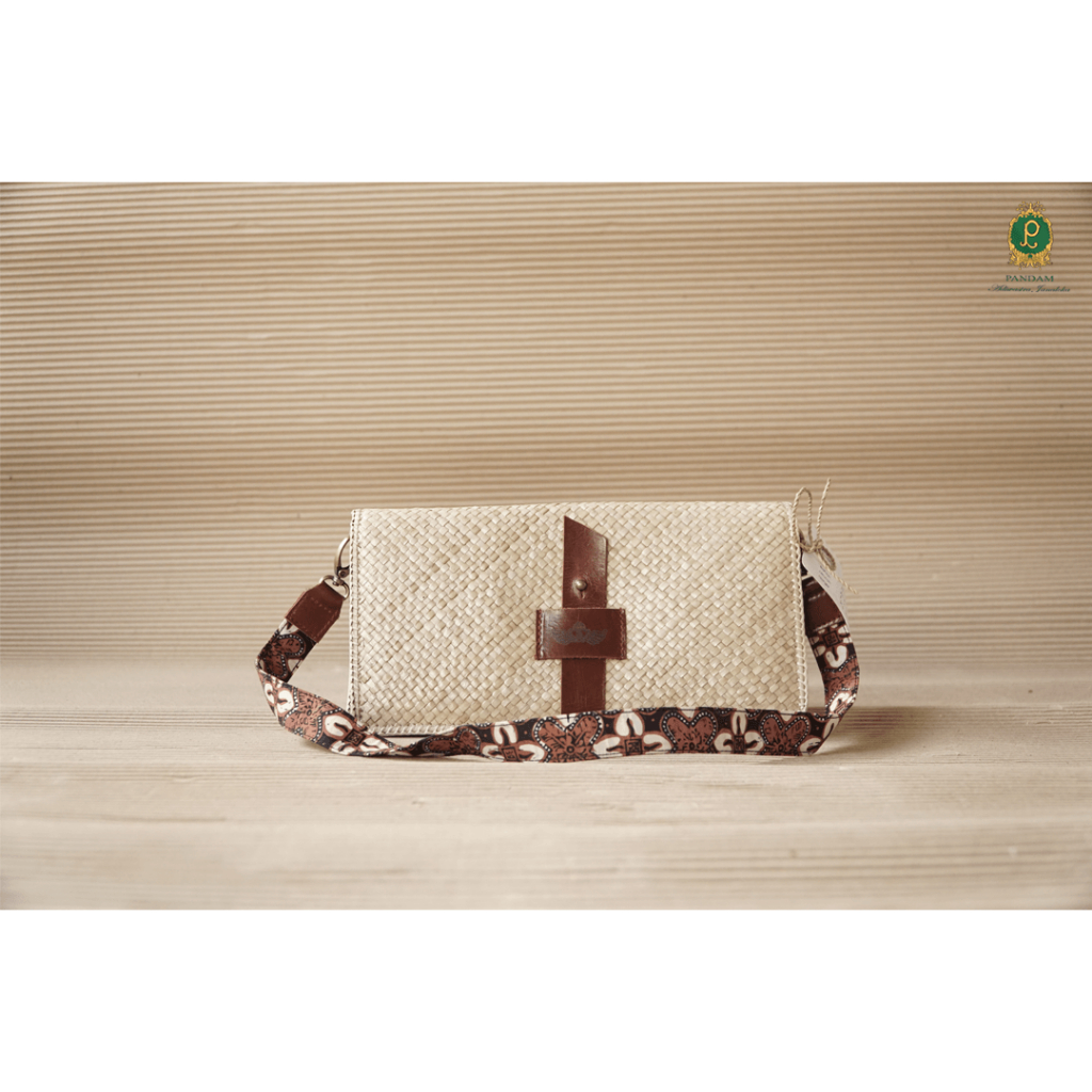 Jual Bergas Clutch With Sling || Dompet Tas Anyaman Pandan Mix Kulit ...