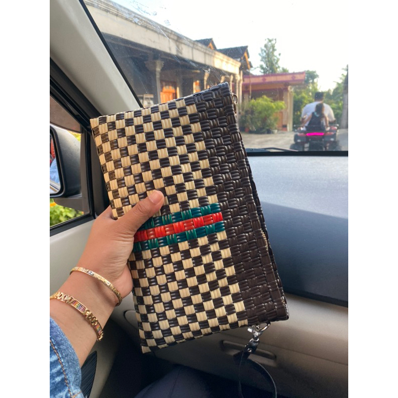 Jual Dompet wanita tas anyam berfuring dan beresleting clutch pouch bag ...
