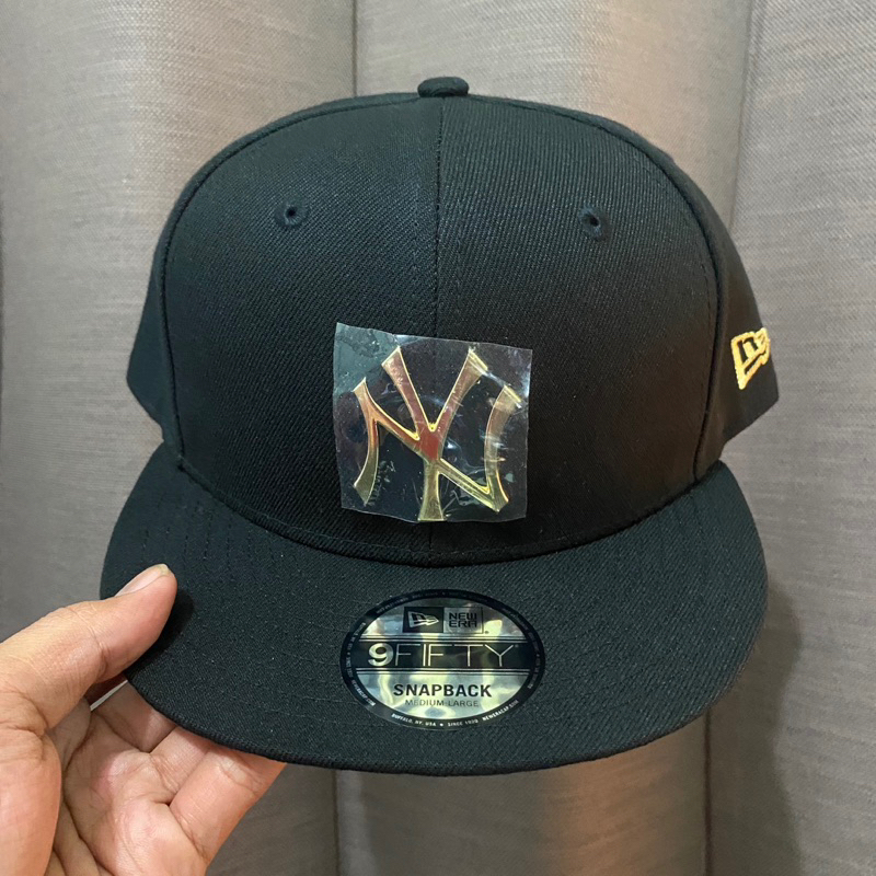 Jual Snapback New Era 9Fifty NY Yankees Metal Badge Gold | Shopee Indonesia