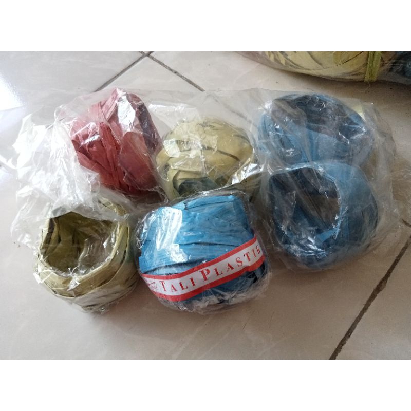 Jual TALI RAFIA KUAT juall tali rafia kecil || Tali serbaguna | Shopee ...