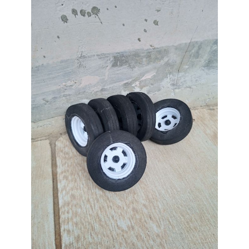 Jual Ban truk plastik/truk skala 14, bahan karet, murah(BACA DESKRIPSI ...