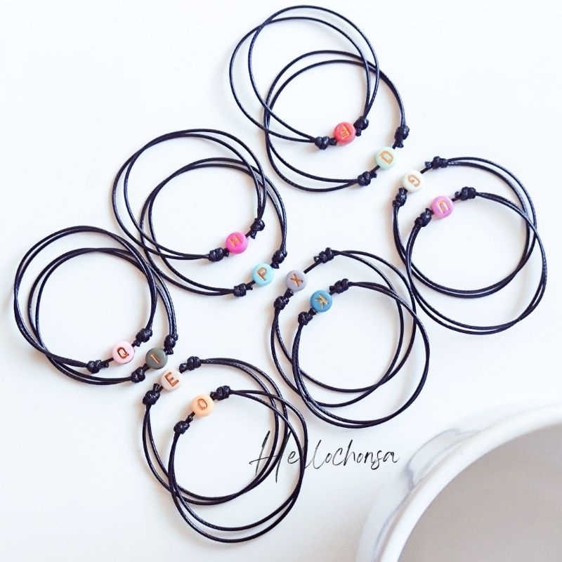 Jual gelang inisial nama couple bulat warna warni pastel tulisan gold ...