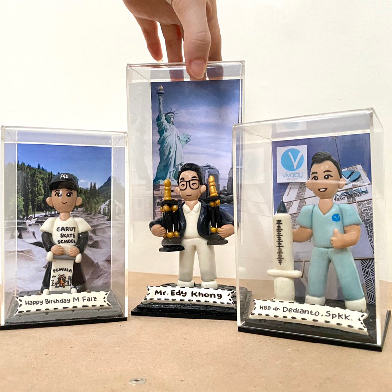 Jual custom clay in acrylic box (TALL) ukuran 8x8x13cm. cocok untuk ...