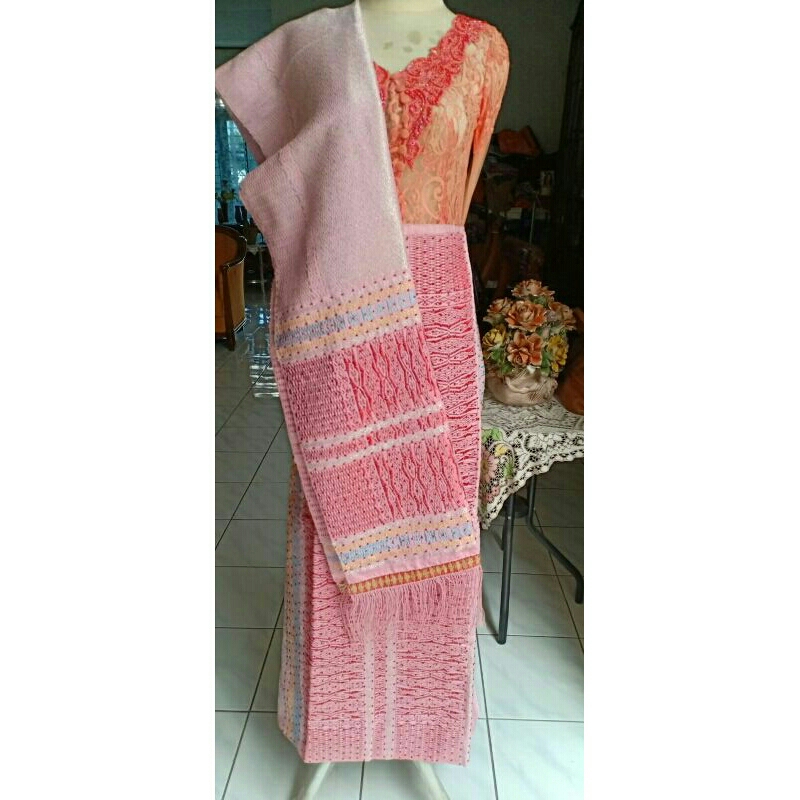 Jual Tumtuman motif ragi hidup, full payet kristal di tumpal sarung dan ...