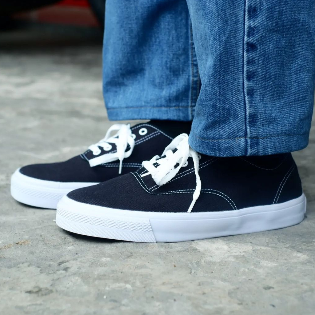 Jual SEPATU JOHNSON - ASTRO LC BLACK WHITE | Shopee Indonesia