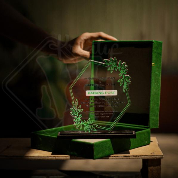 Jual Plakat AKRILIK Custom + BOX BLUDRU / hadiah / penghargaan / wisuda ...