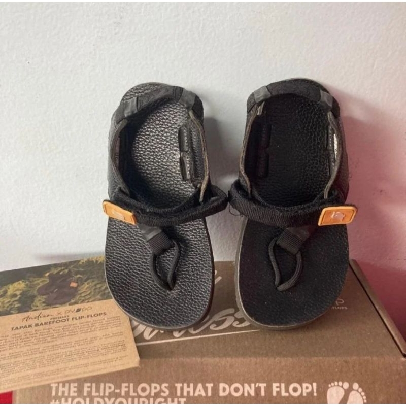 Jual Sandal Pyopp Preloved : Tapak Barefoot Flip Flops - Black | Shopee ...