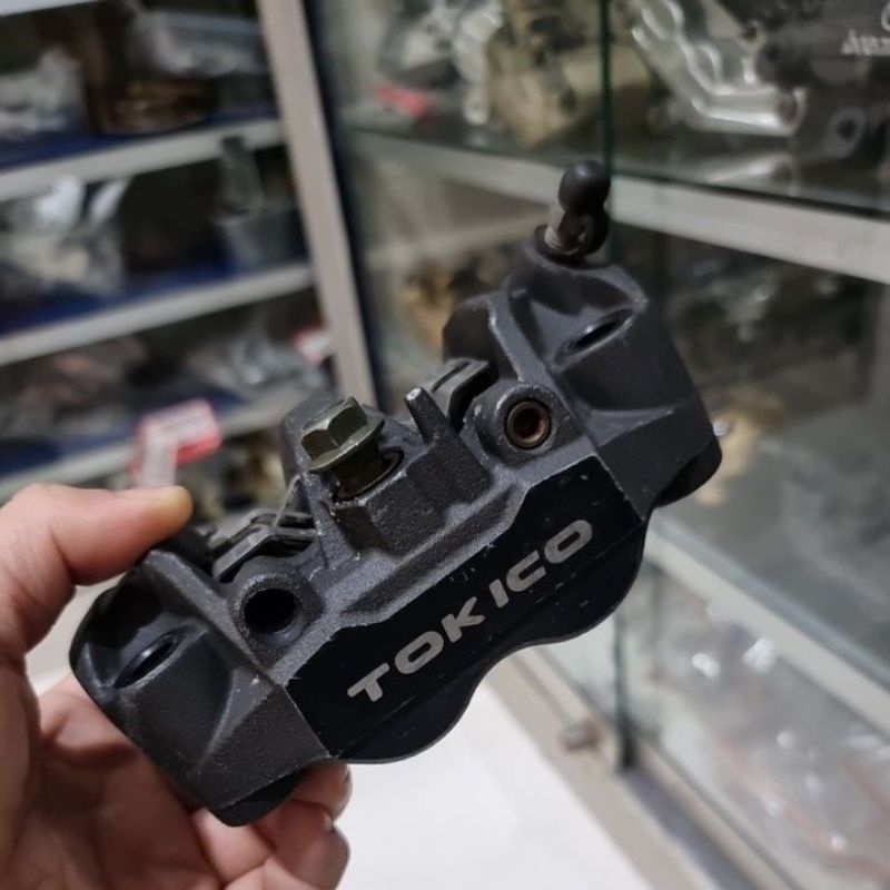 Jual Kaliper depan TOKICO kanan 4 piston Honda CBR 600 1000 model radial pitch 108 mm | Shopee ...