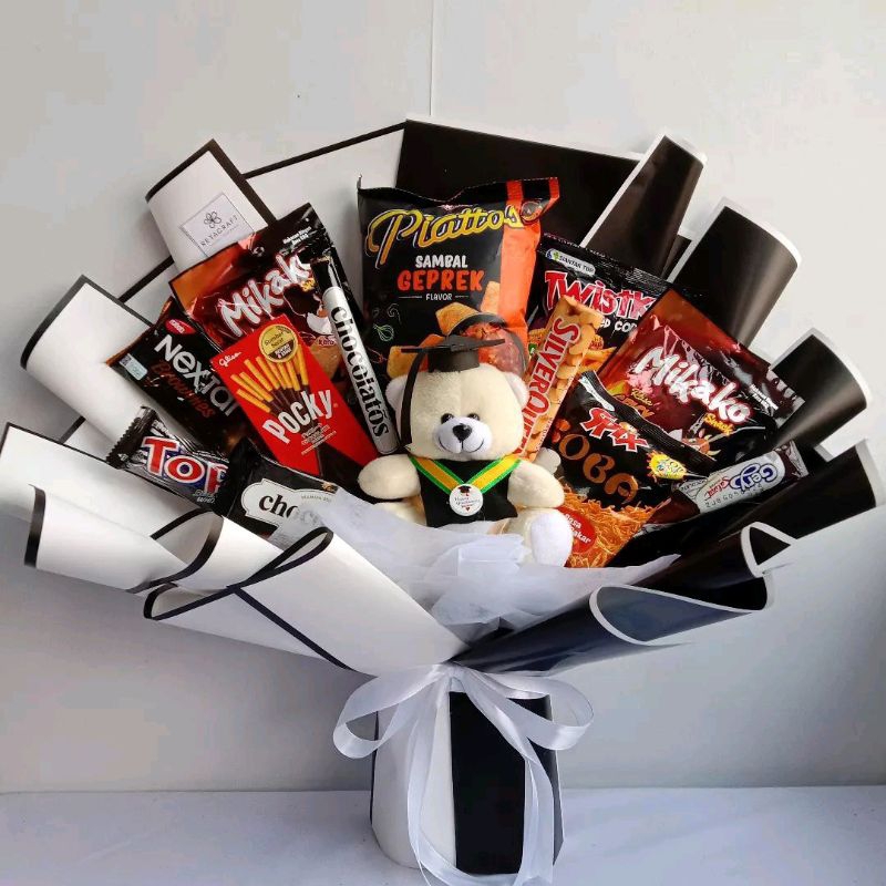 Jual REYACRAFT Snack Bouquet Tema Black White | Snack Bouquet Wisuda ...