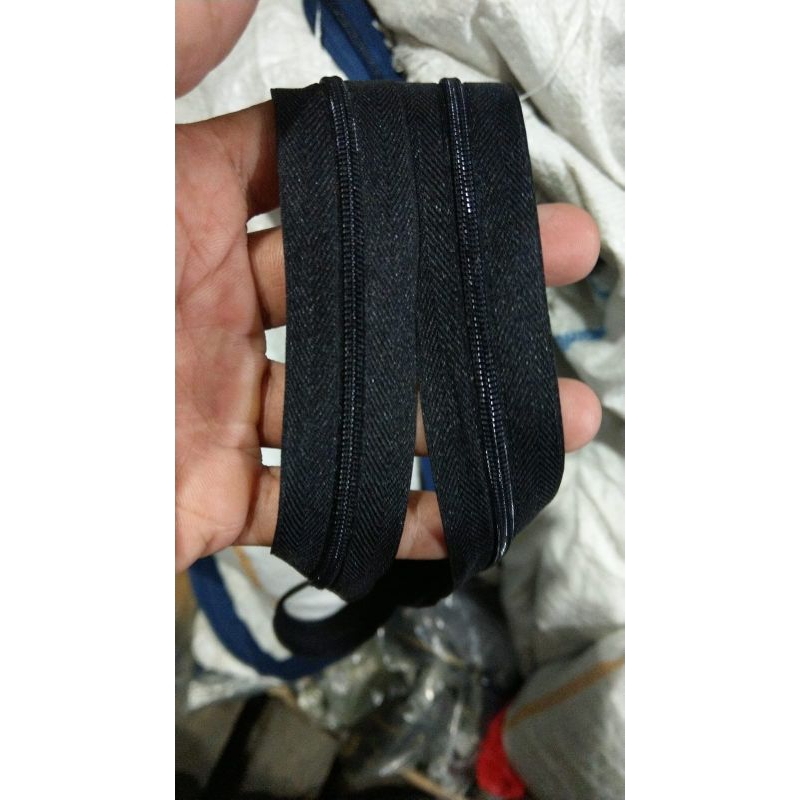Jual Lanyard resleting no.3 hitam 100 yard jenis rel coil plastik ...
