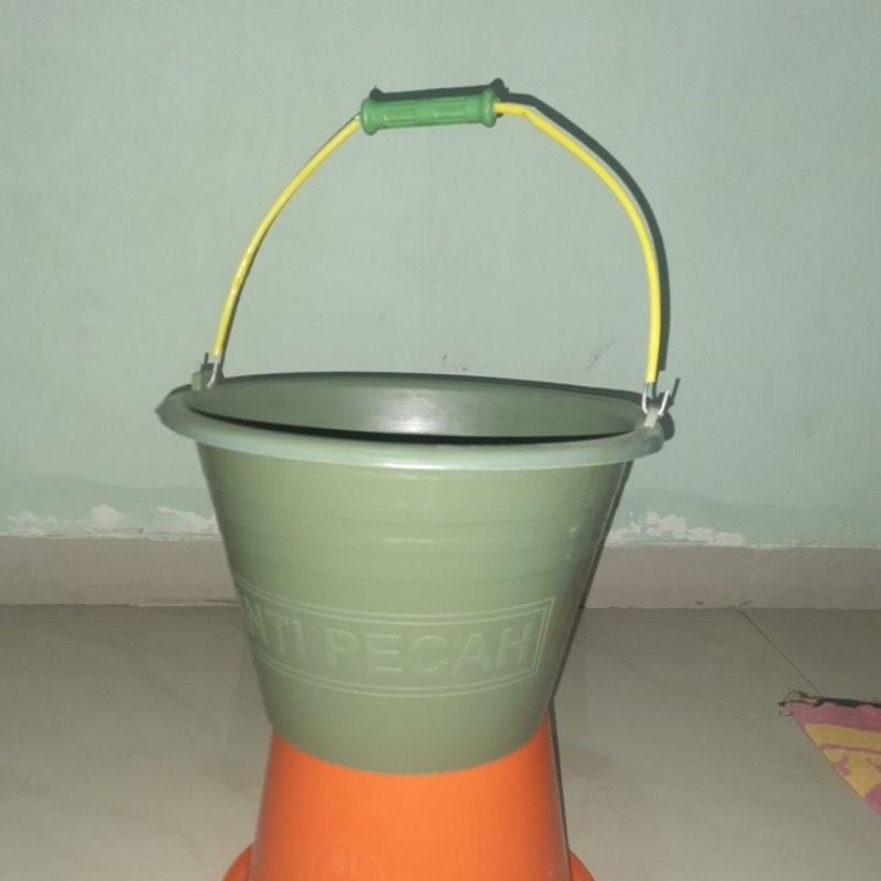 Jual Ember Cor Bangunan Hijau TC 18 Timba Anti Pecah | Shopee Indonesia