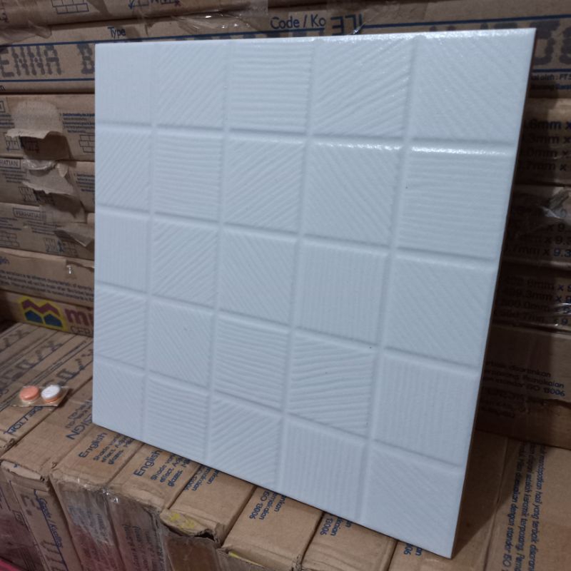Jual KERAMIK LANTAI KAMAR MANDI ASIA TILE ALPHA WHITE 25X25 KW1 ...