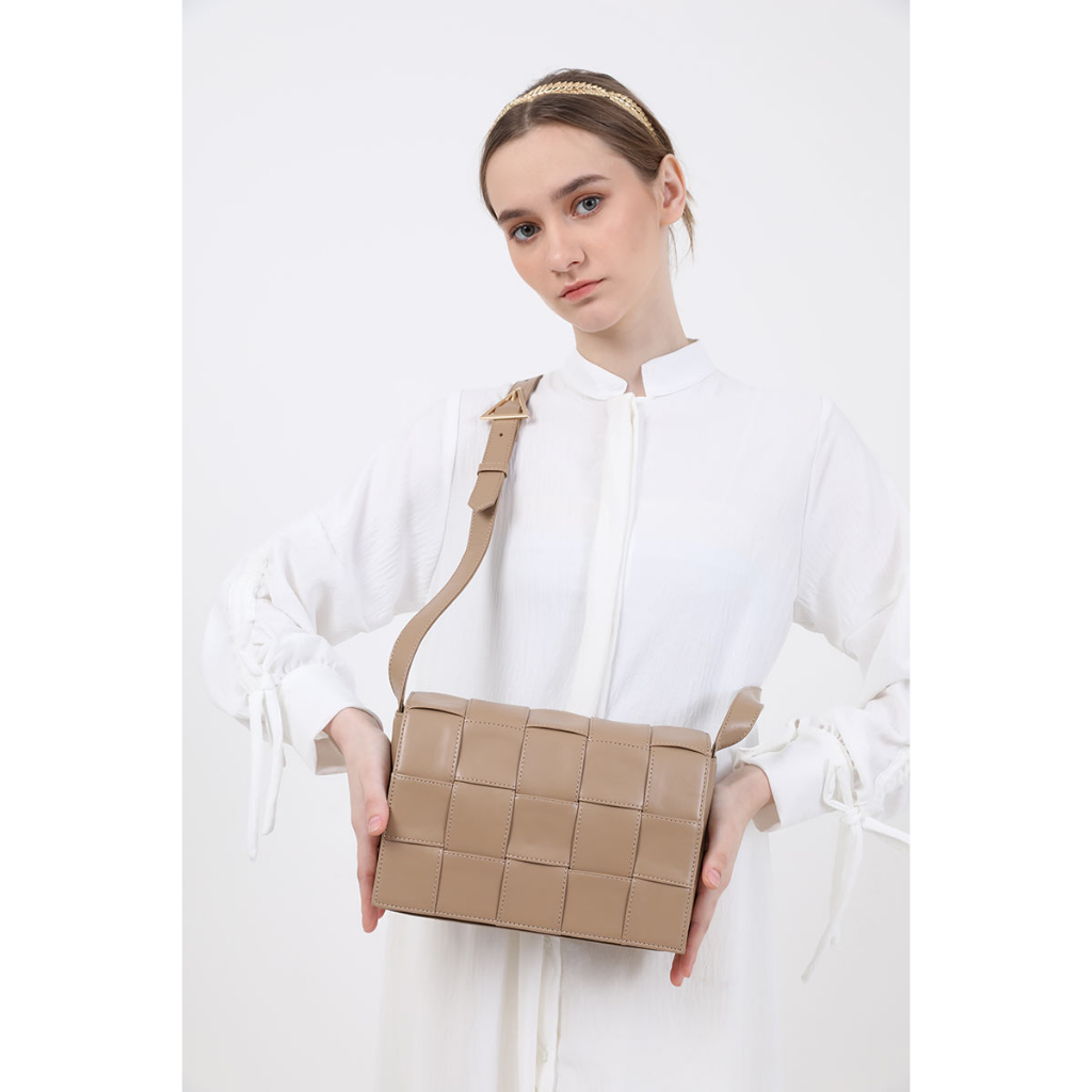 Jual Tas Berrybenka - Thiara Sling Bag Beige | Shopee Indonesia