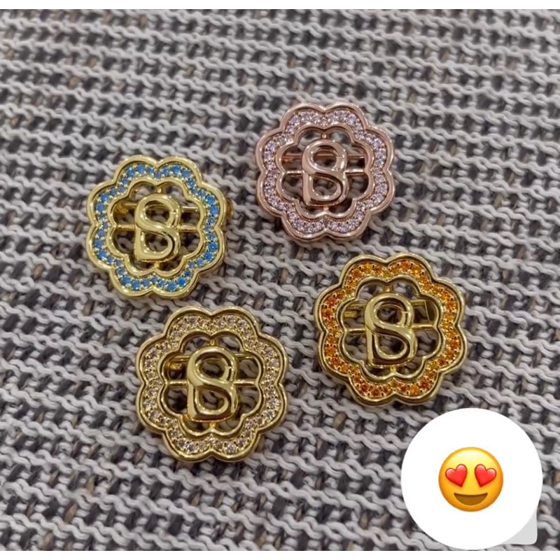 Jual Daisy Petite Brooch Buttonscarves (Chupa Chups Petite Brooch ...