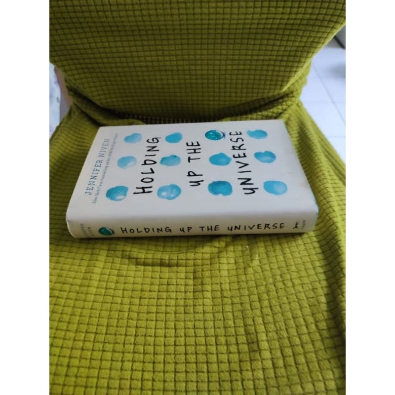 Jual Niven, Jennifer - Holding Up the Universe | Shopee Indonesia