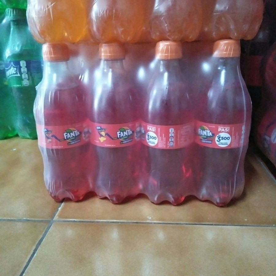 Jual Fanta strawberry botol 250ml isi 12 | Shopee Indonesia