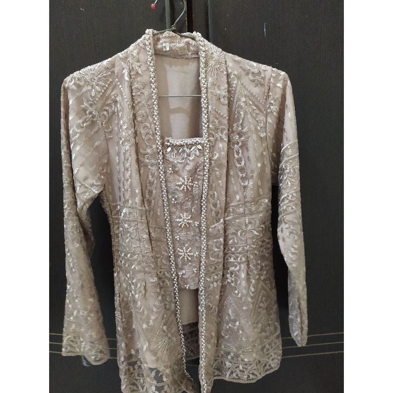 Jual KEBAYA MODERN WISUDA KUTU BARU PAYET PREMIUM TEBAL | Shopee Indonesia