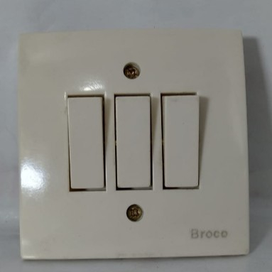 Jual Saklar 3 Gang 1 Way BROCO 6613 - STD Triple Switch 6A 250V Cream ...