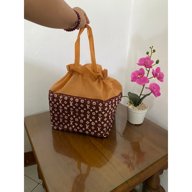 Jual (1 LUSIN = 12 PCS) GOODIE BAG TAS HAJATAN SERUT LV / BATIK 22x22 CM / TAS SOUVENIR ...