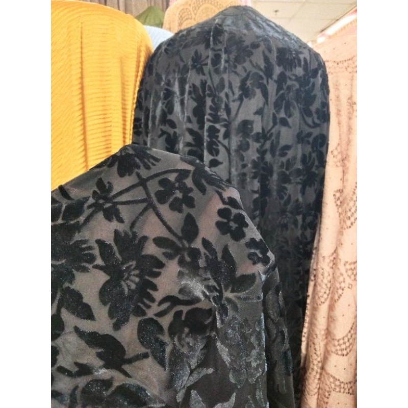 Jual KAIN BLUDRU HITAM MOTIP/MENERAWANG/SEMI ELASTIS | Shopee Indonesia