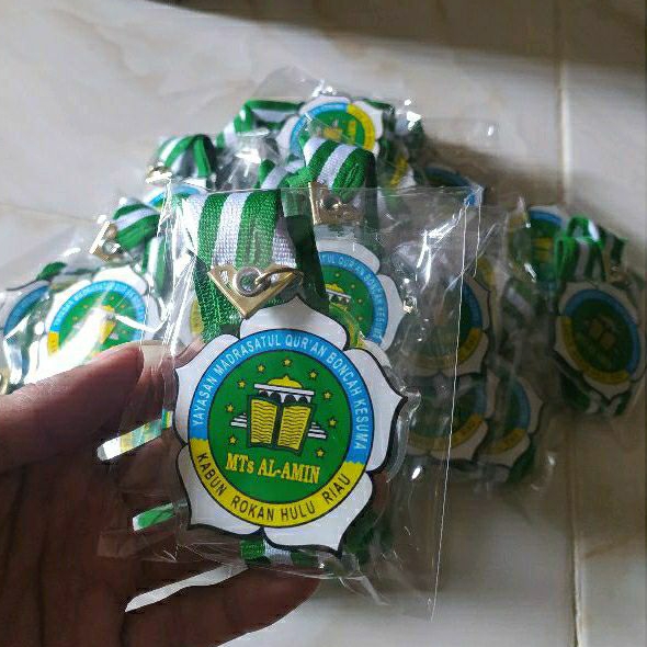 Jual Medali Wisuda Akrilik Cor Resin Lycal Ukuran 6,5cm | Shopee Indonesia