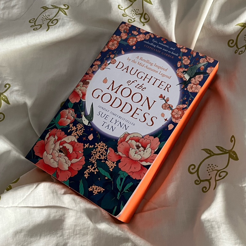 Jual Daughter of the moon goddess ( Waterstones Exclusive ) | Shopee Indonesia