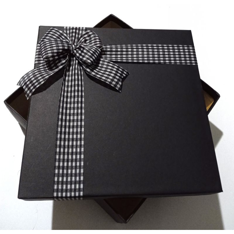 Jual HARD BOX HITAM PUTIH PITA KOTAK/KOTAK KADO/BOX HAMPER/KOTAK HADIAH ...