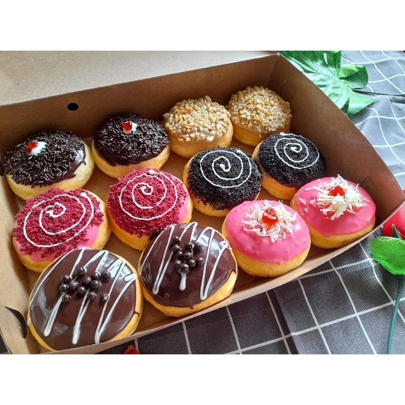 Jual Donat Campur isi 12 (toping sesuai gambar) | Shopee Indonesia