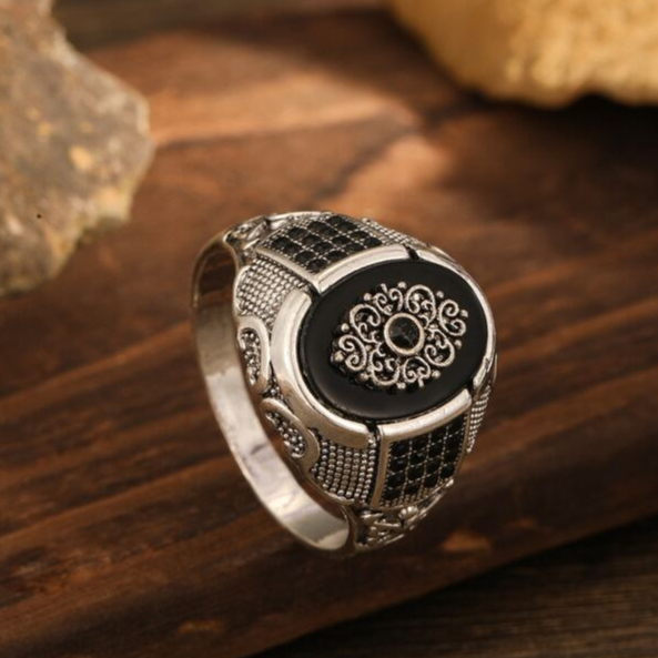 Jual Cincin Mahkota Bulat Hitam / Cincin Pria Batu Hitam Ukiran Mahkota ...