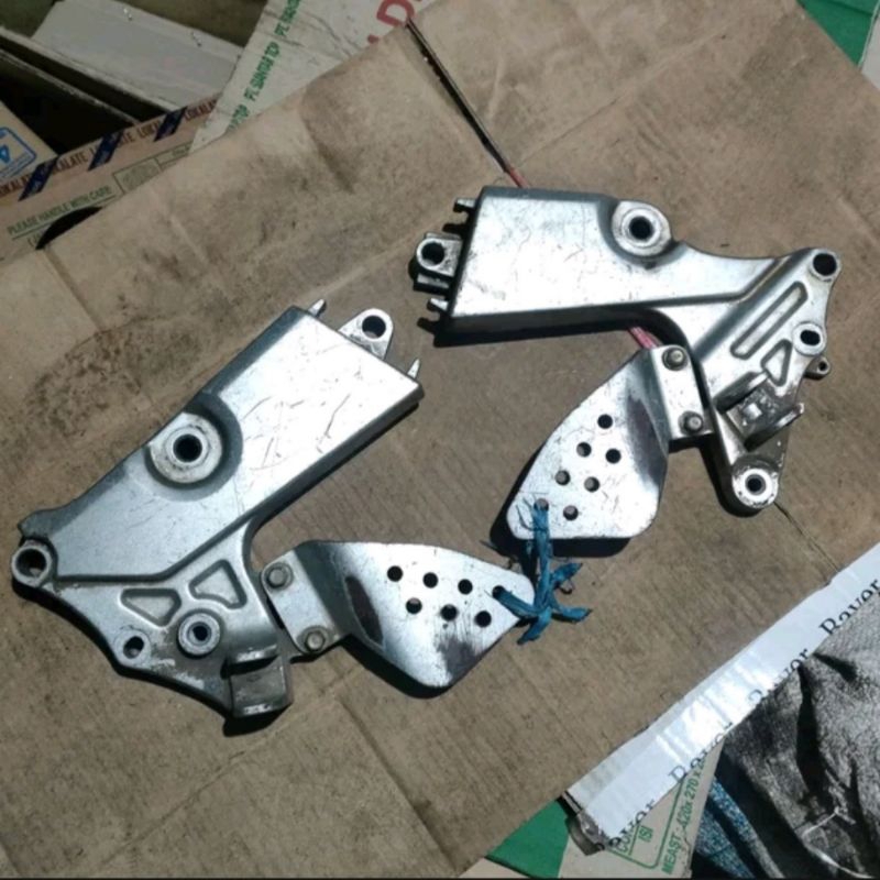 Jual dudukan plat footstep step depan pijakan kaki ori original yamaha ...