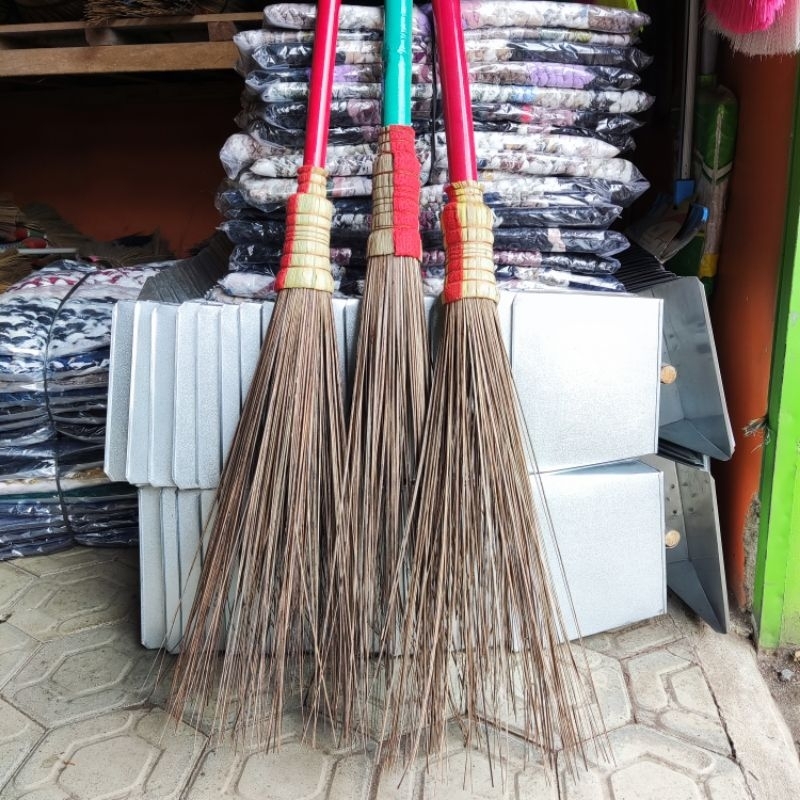 Jual SAPU LIDI HALAMAN DAN JALANAN GAGANG BAMBU DAN KAYU / SAPU LIDI ...